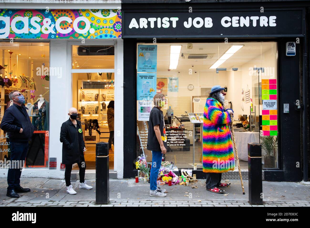 EDITORIAL USE ONLY (Left to right) Suggs, Gail Porter, Stuart Semple ...