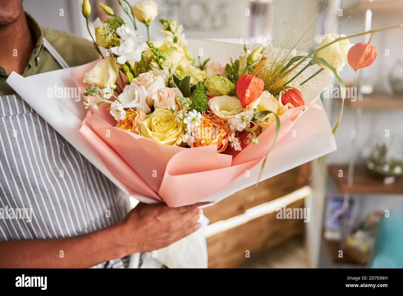 Hands wrapping bunch flowers hi-res stock photography and images - Alamy