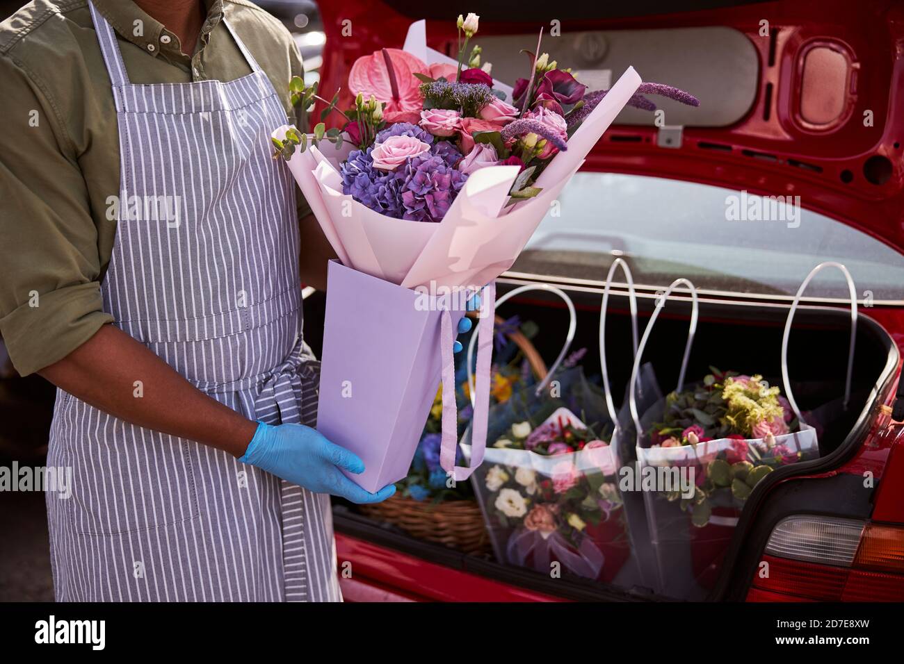 Packing flowers hi-res stock photography and images - Alamy