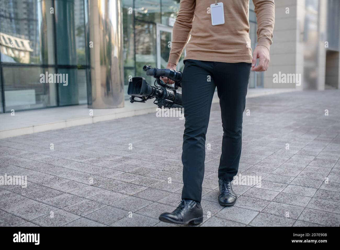Walking cameraman hi-res stock photography and images - Alamy
