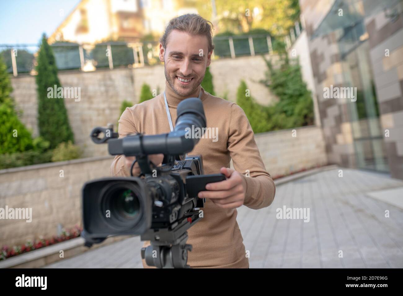 Standing behind tv camera hi-res stock photography and images - Alamy