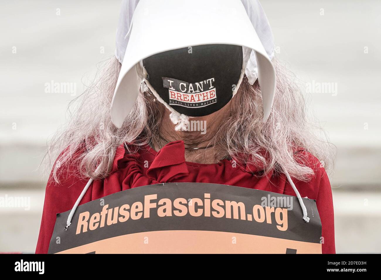 Handmaids tale costume hi-res stock photography and images - Alamy