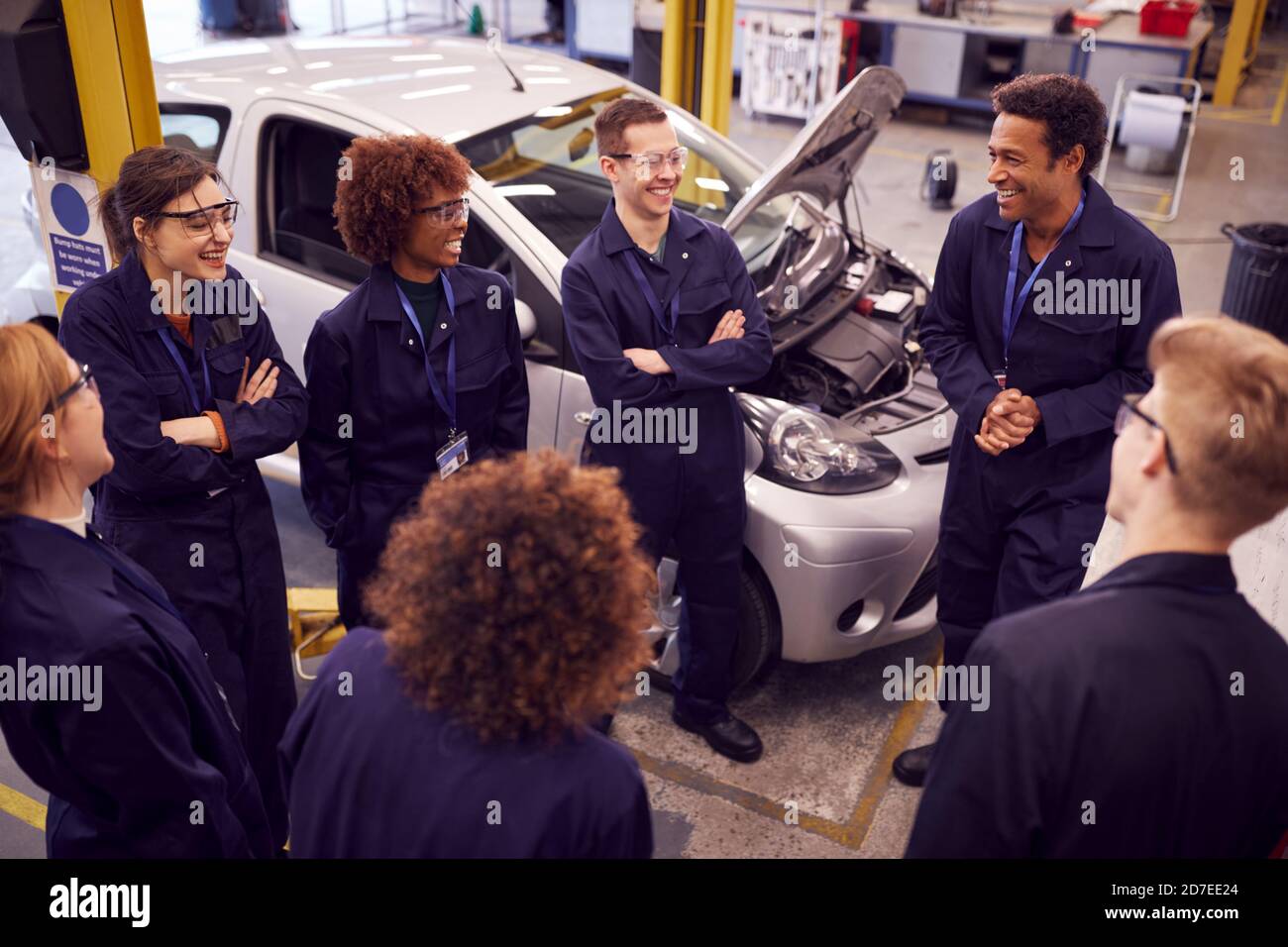 Students studying auto mechanic hi-res stock photography and images - Alamy