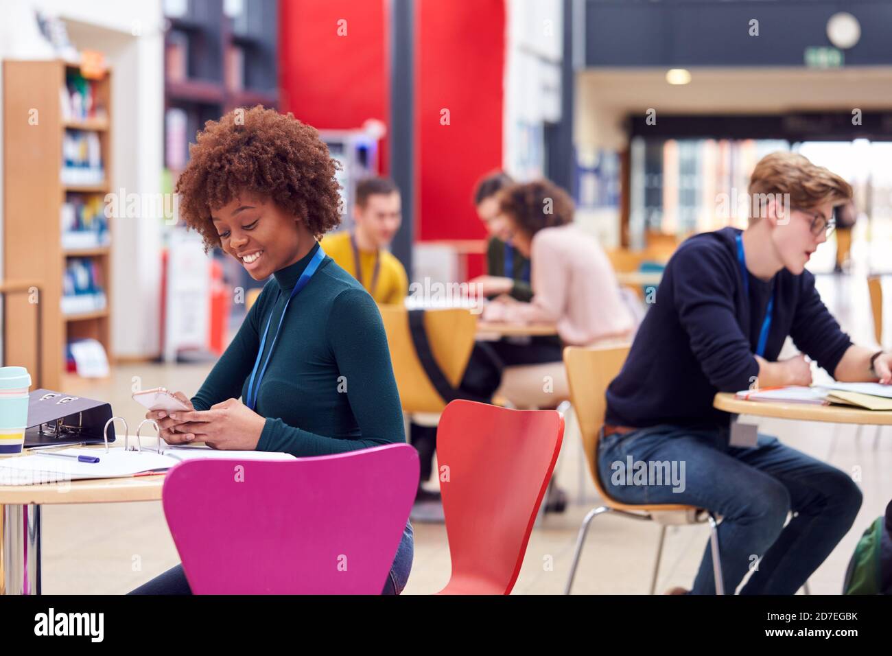 University campus busy cafe hi-res stock photography and images - Alamy
