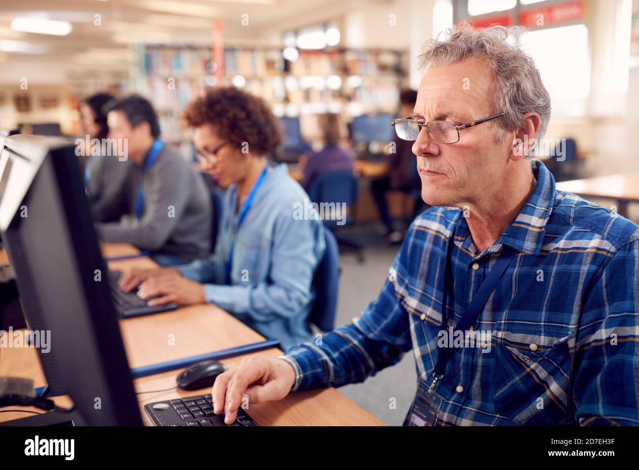 Computer class adults library hi-res stock photography and images - Alamy