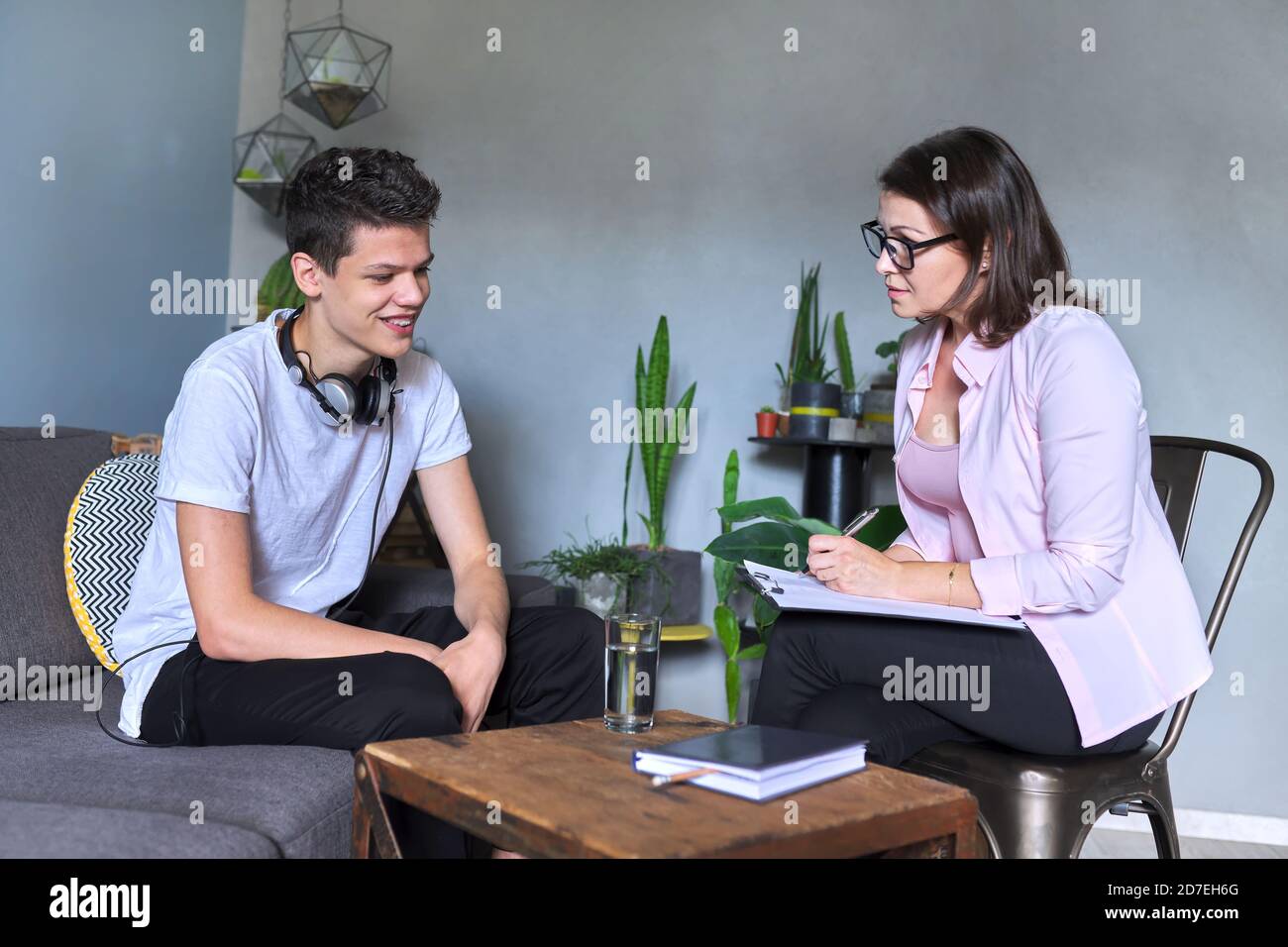 Child psychologist woman boy hi-res stock photography and images - Alamy