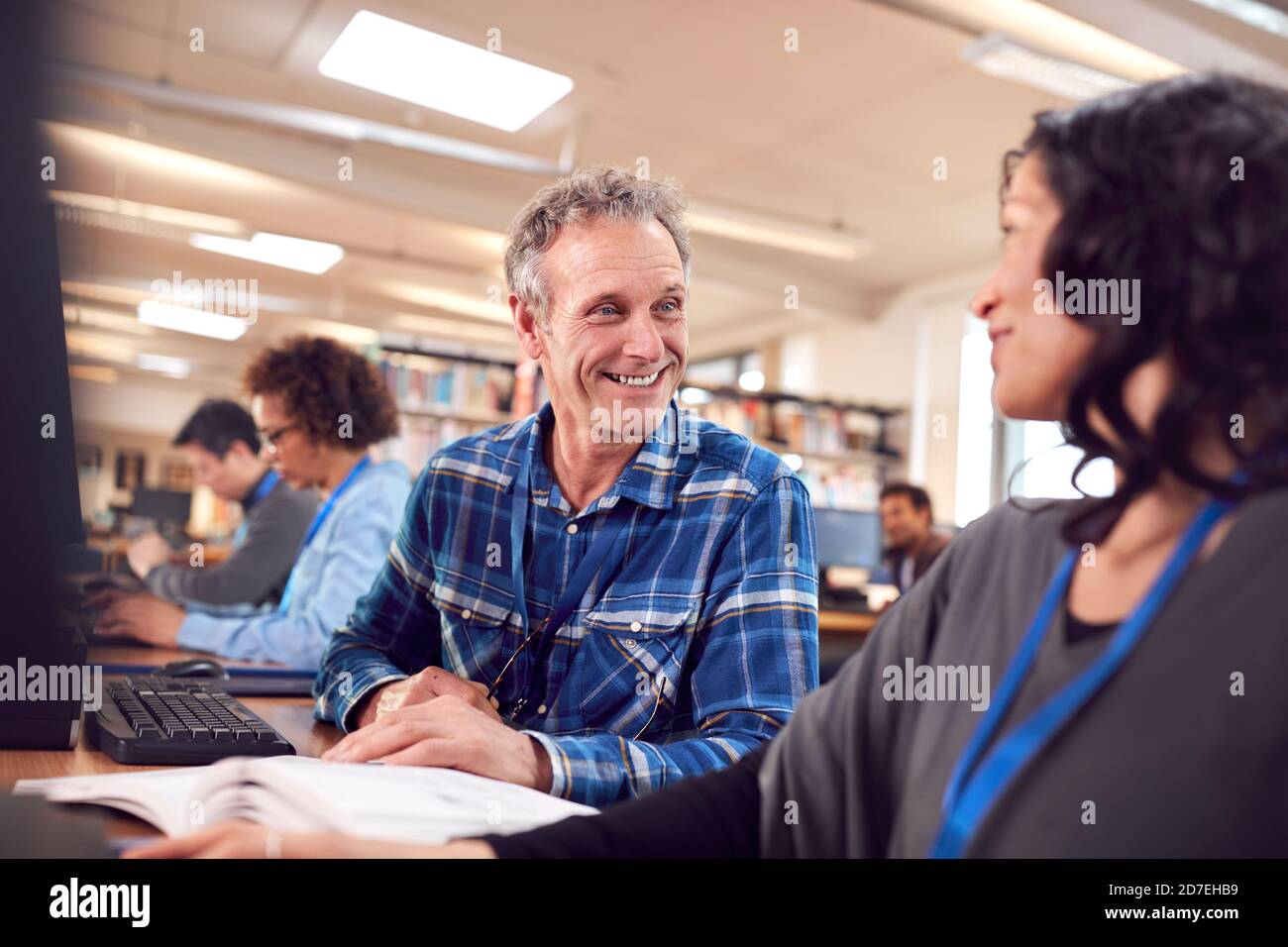 Computer class adults library hi-res stock photography and images - Alamy