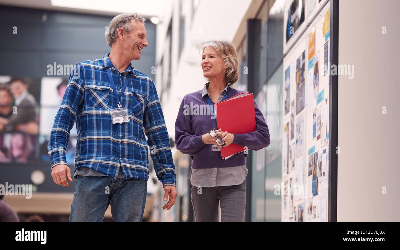 Teacher talking to class hall hi-res stock photography and images - Alamy