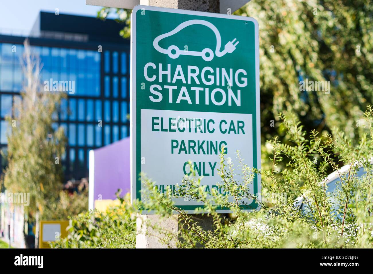 Electric car road sign charging station. Outdoor car parking and ...