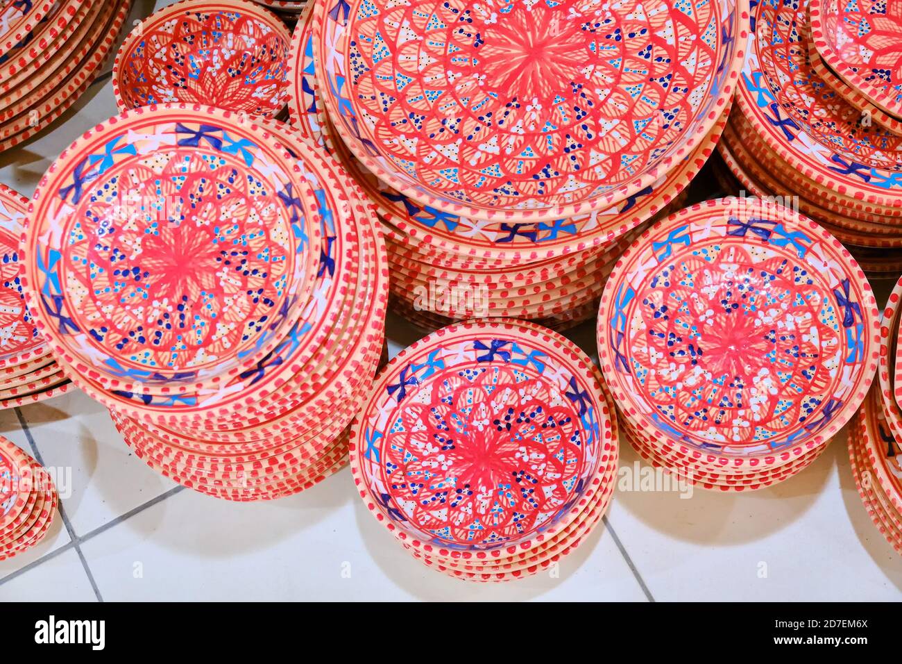 Arabic plates with national drawings in the bazaar shop Stock Photo - Alamy