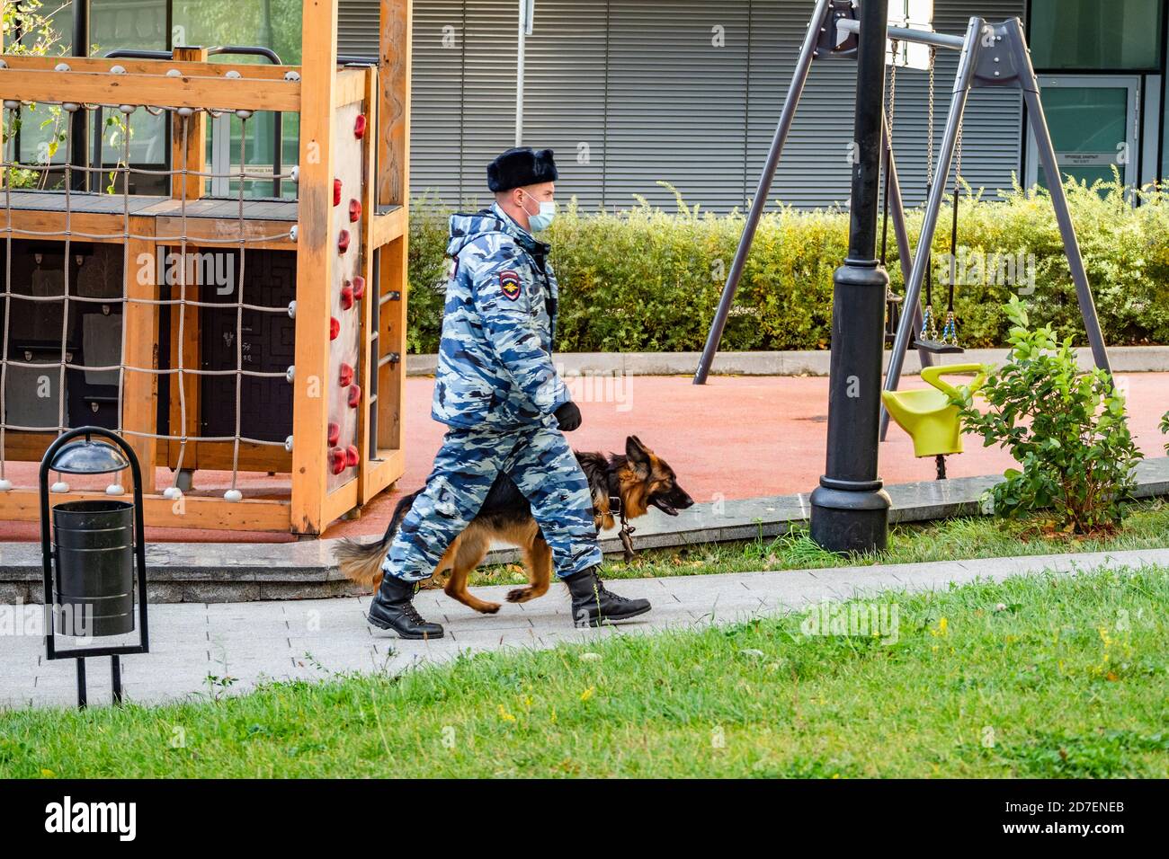 Russia, Moscow. Policeman on patrol Stock Photo - Alamy
