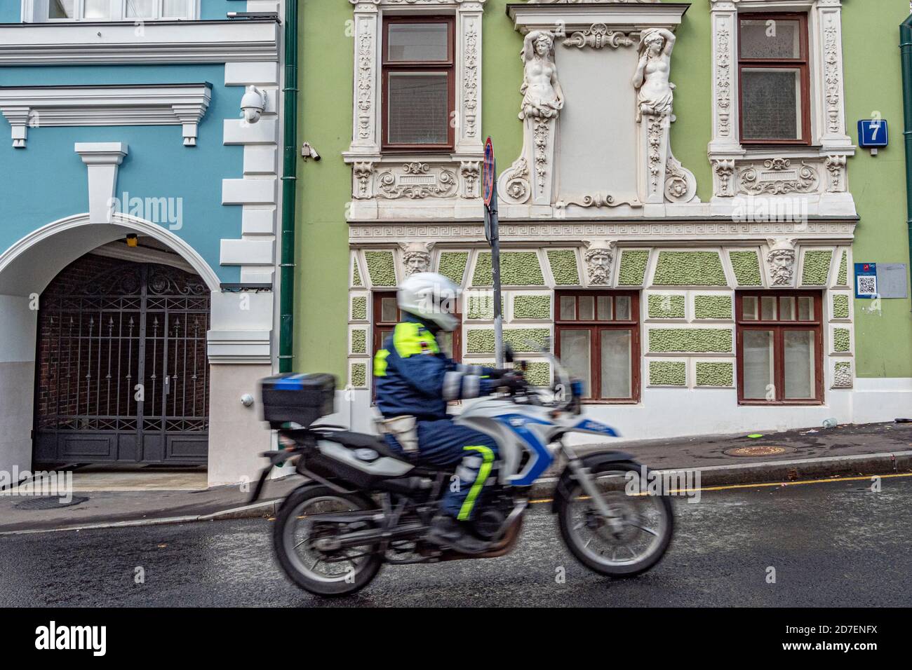 Russia, Moscow. Policeman on patrol Stock Photo - Alamy