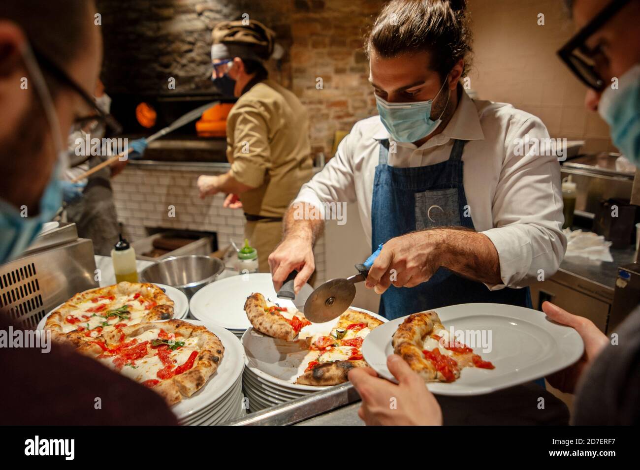 Ready to serve pizza hi-res stock photography and images - Alamy