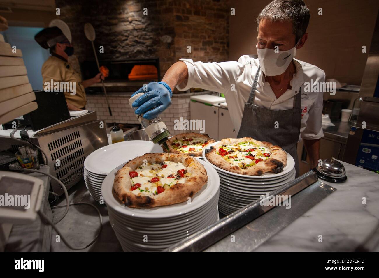 Freshly baked pizza, ready to serve Stock Photo - Alamy