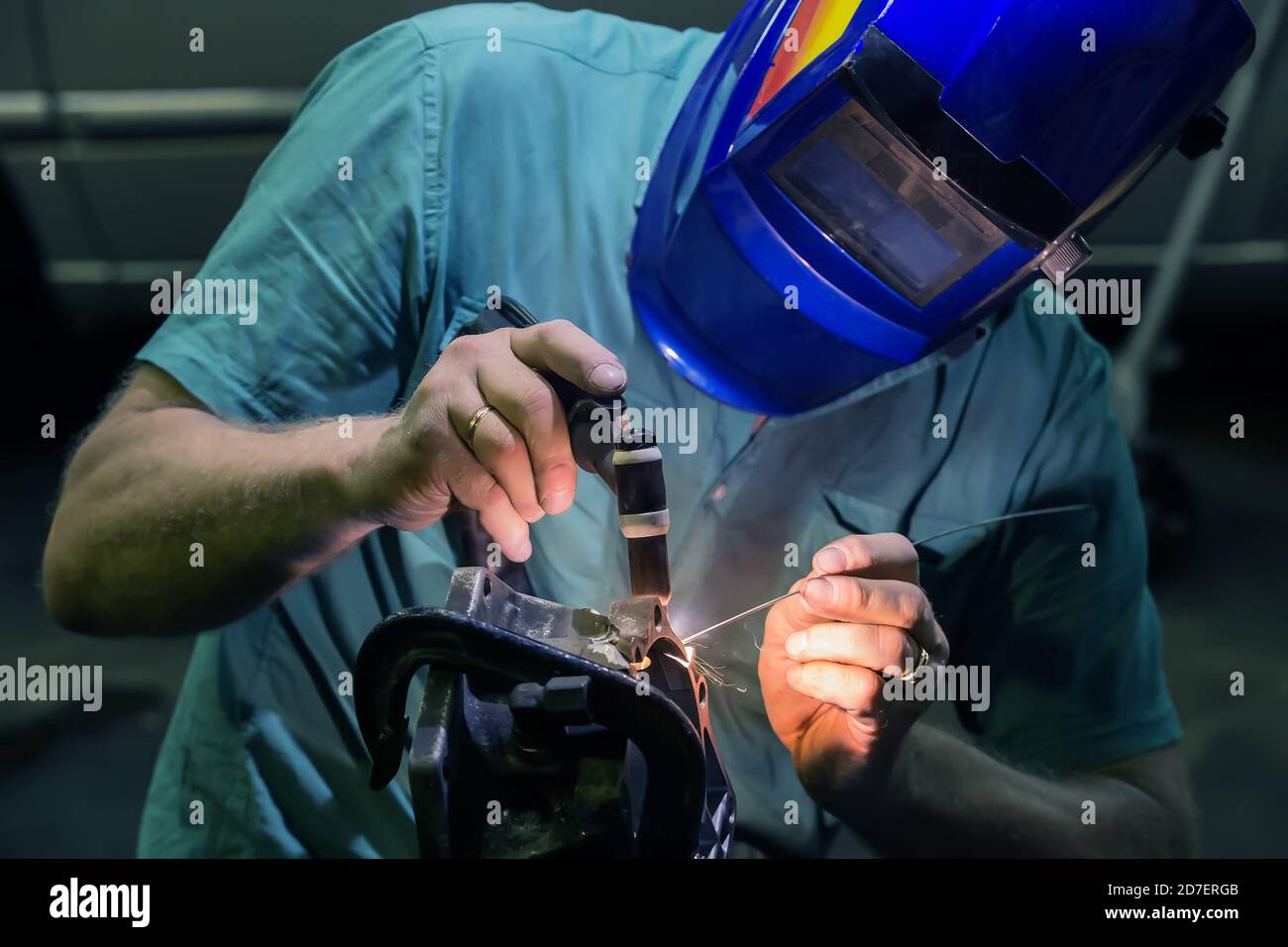 welder in mask welds metal details Stock Photo - Alamy