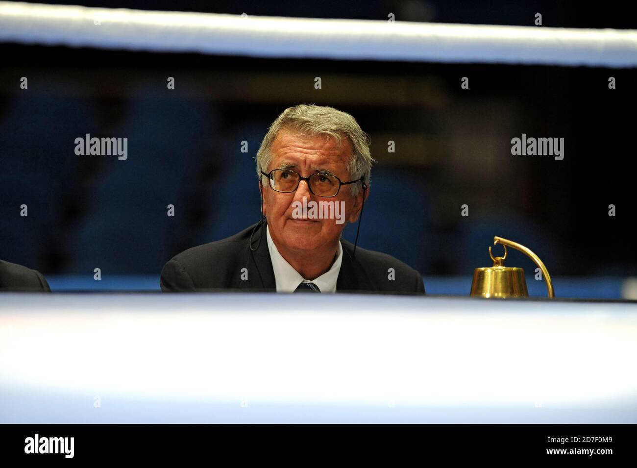 Boxing judge watchOS an amateur boxing match from the ring's edge ...