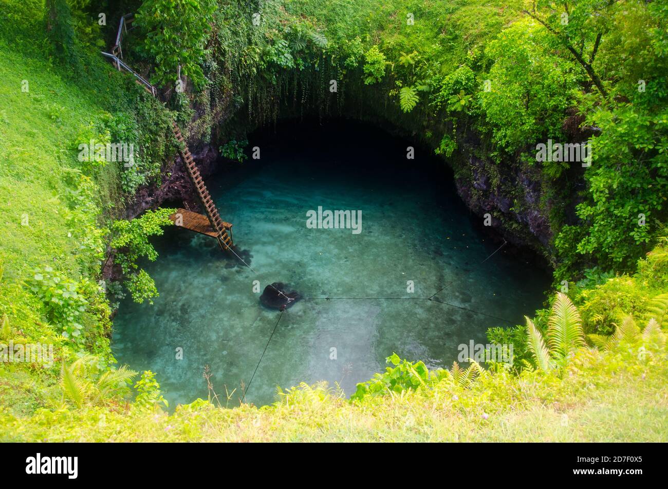 High angle shot of the To-Sua Ocean Trench under the sunlight in the ...