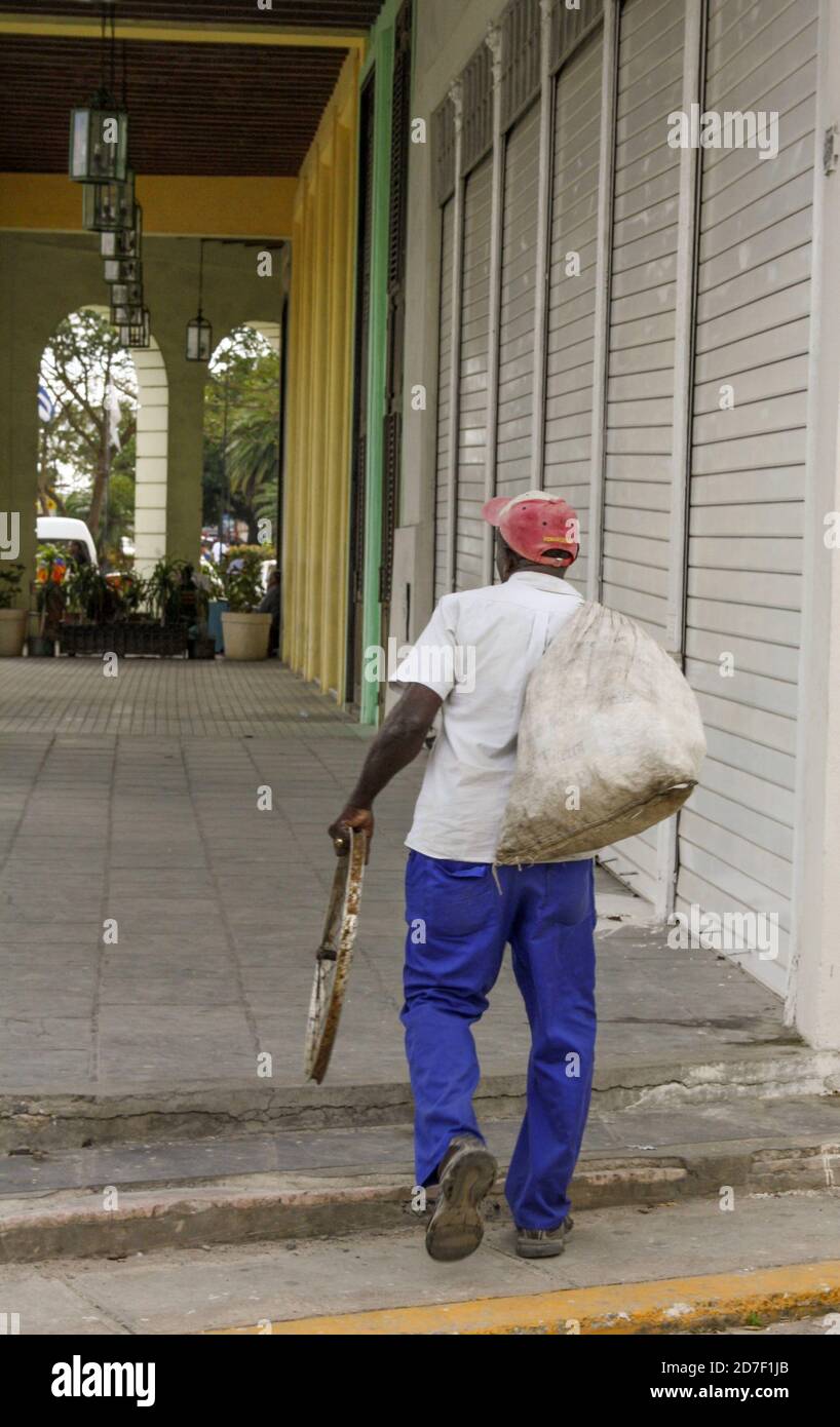 Cuban slum hi-res stock photography and images - Alamy