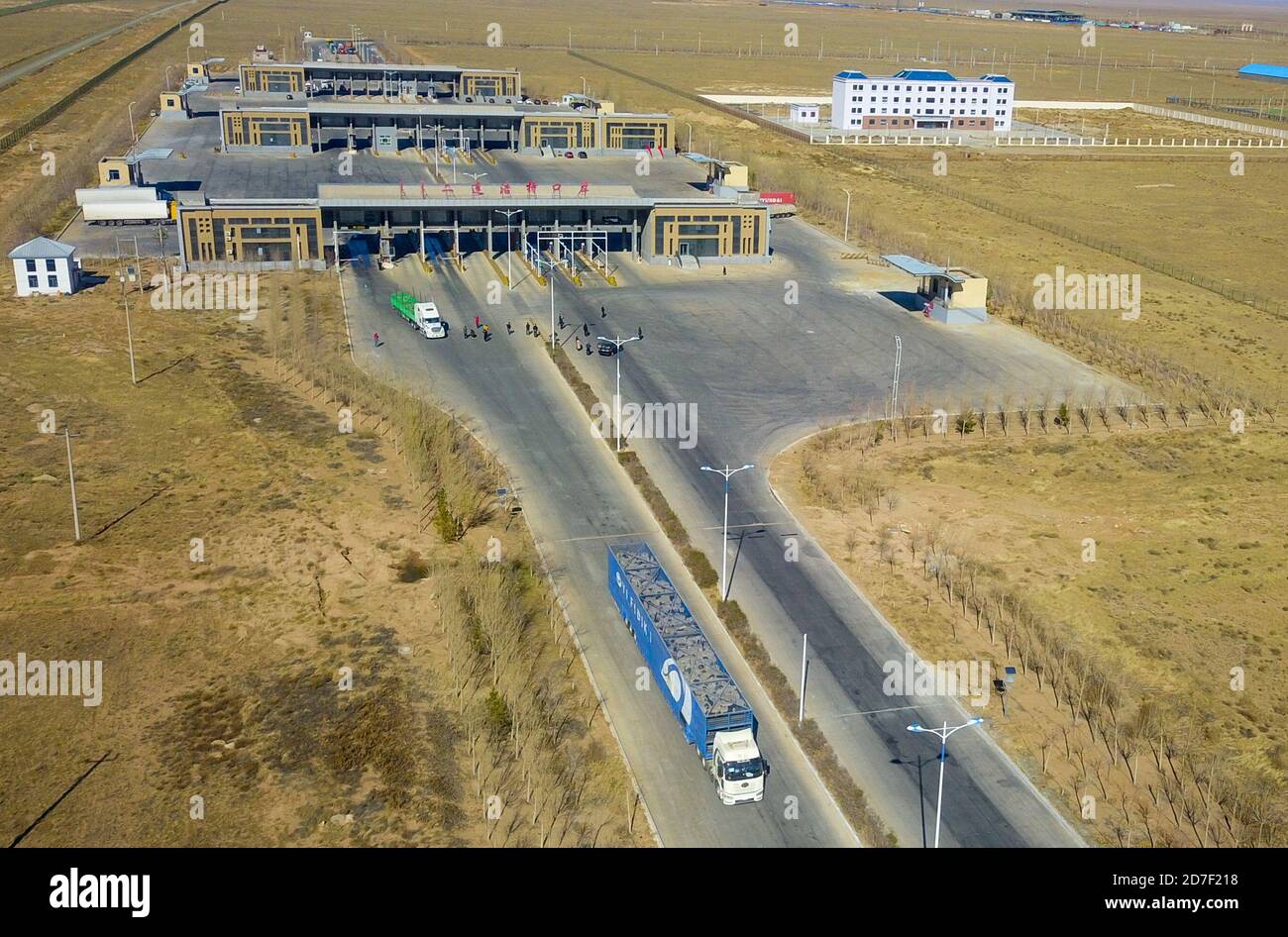 (201022) -- ERENHOT, Oct. 22, 2020 (Xinhua) -- Aerial photo taken on ...