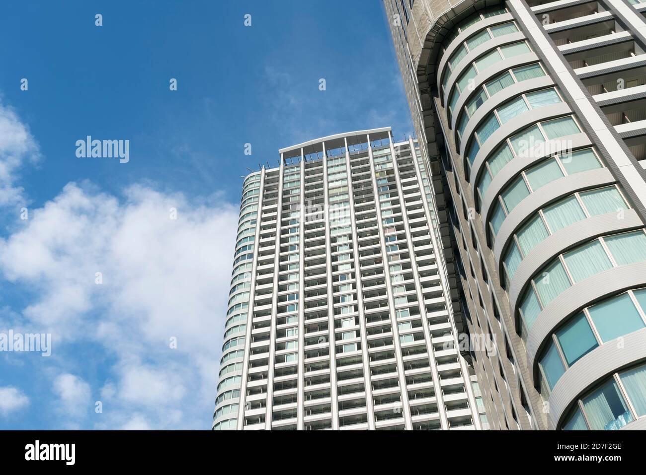 High-rise rresidential buildings stand in the Shiodome Sio-Site Tokyo ...