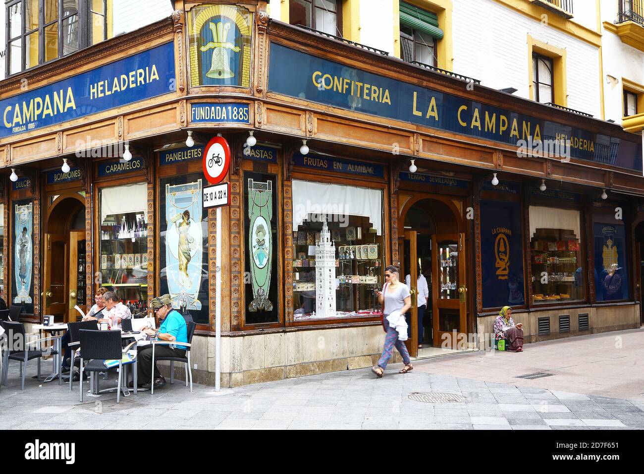 Vintage tea room hi-res stock photography and images - Alamy