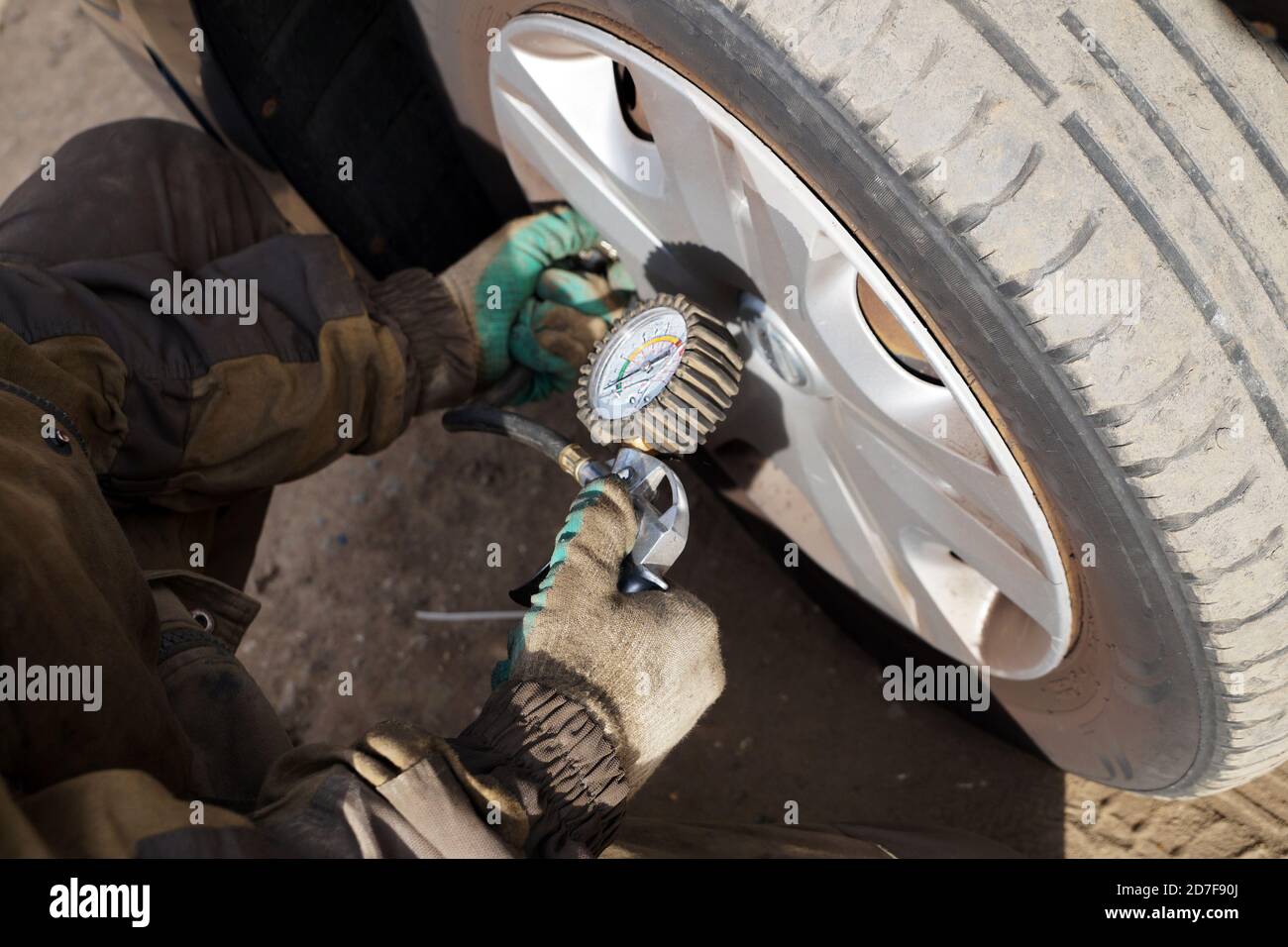 Wheel pressure measurement hi-res stock photography and images - Alamy