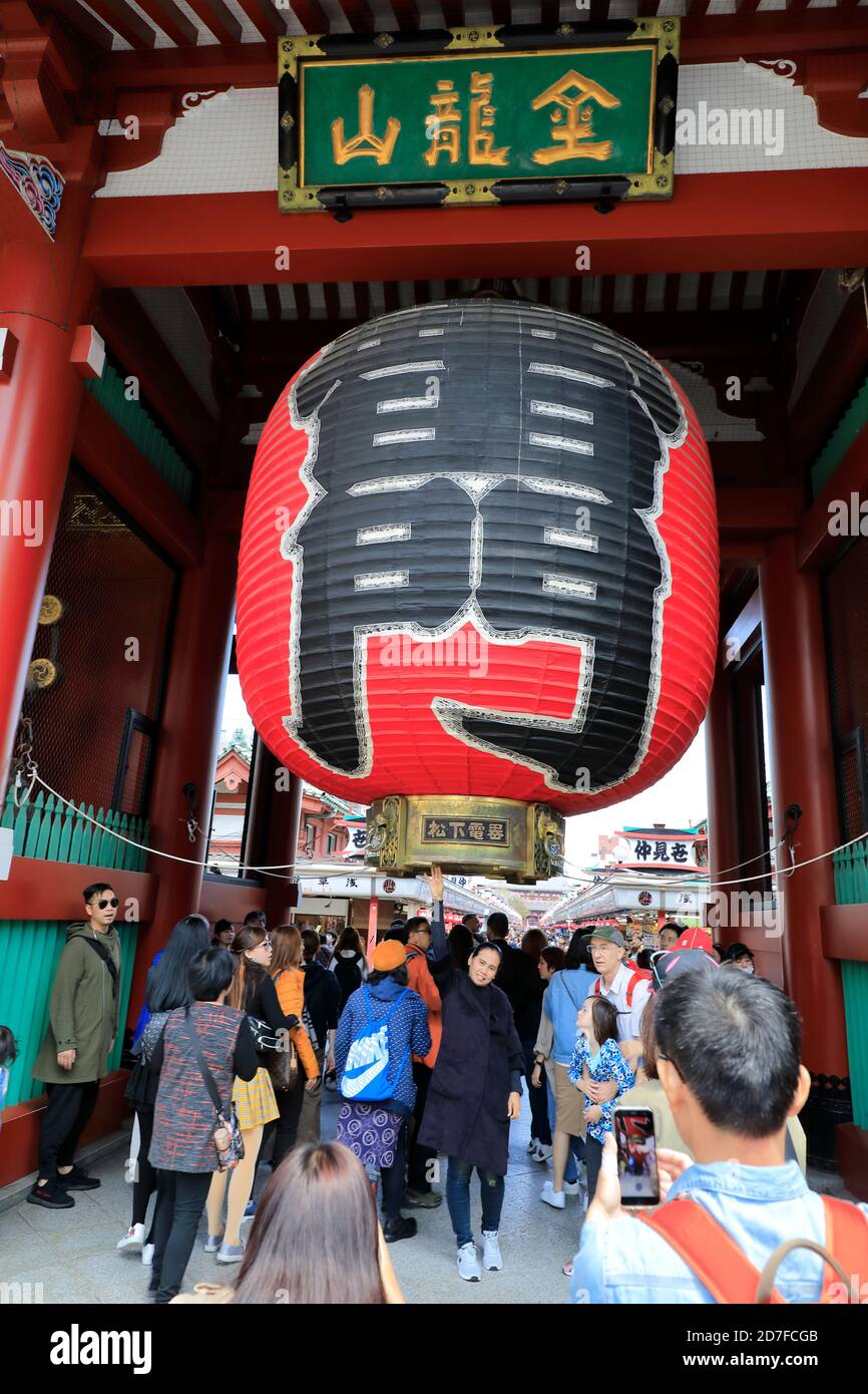 Kaminarimon gate with the huge red lantern and the name tablet of Senso ...