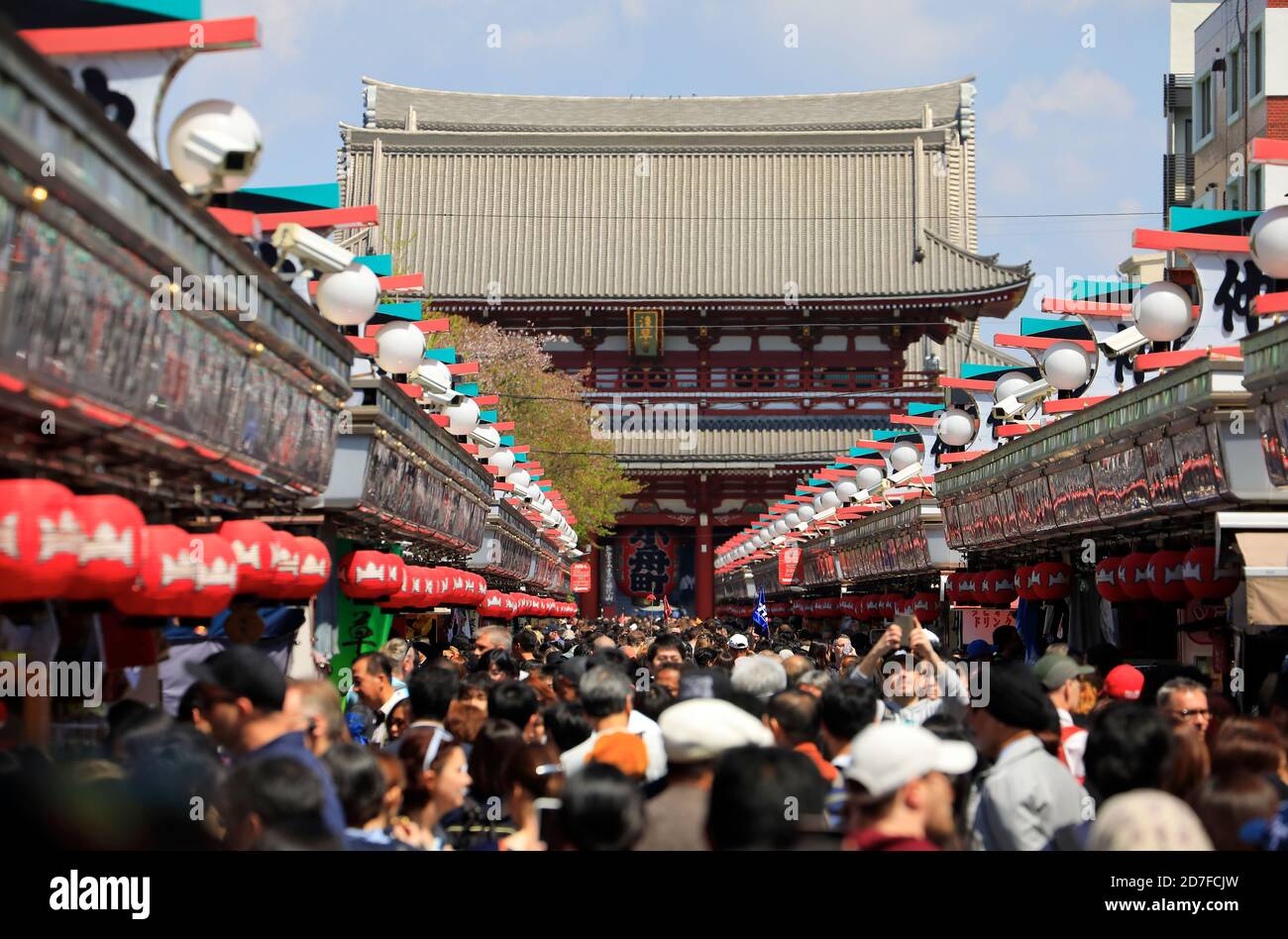 Crowded Nakamise-dori shopping street in Senso-Ji Temple with Hozomon ...