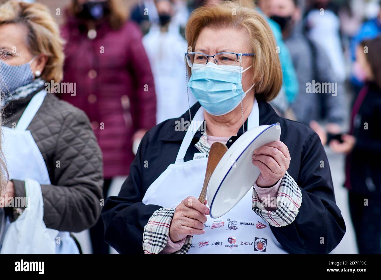 Protesters hitting pans and wearing face masks at Demonstration for the ...