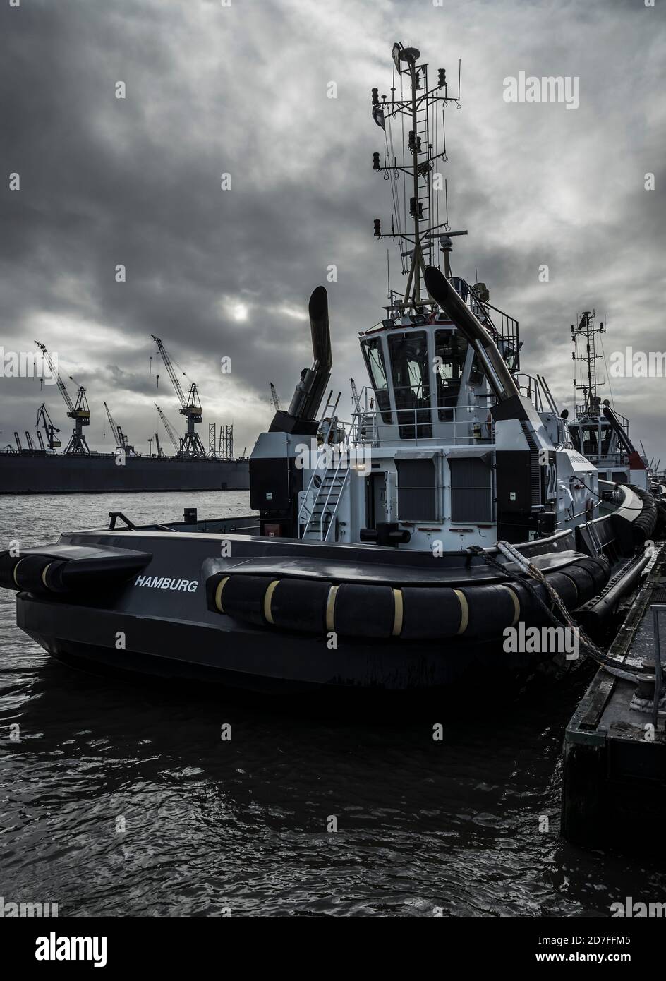Container vessel in storm hi-res stock photography and images - Alamy