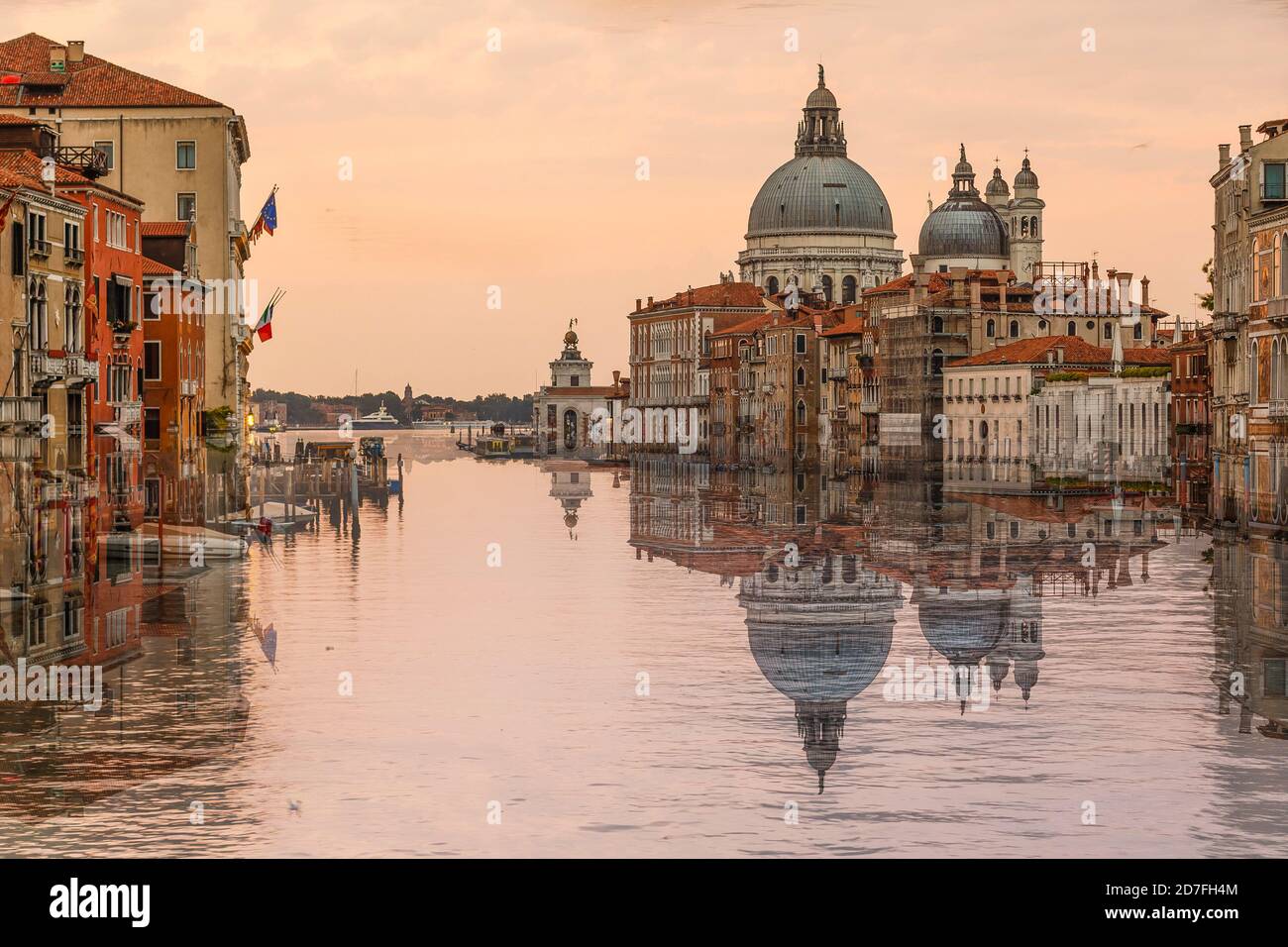 Venice gondolier pink gondola hi-res stock photography and images - Alamy