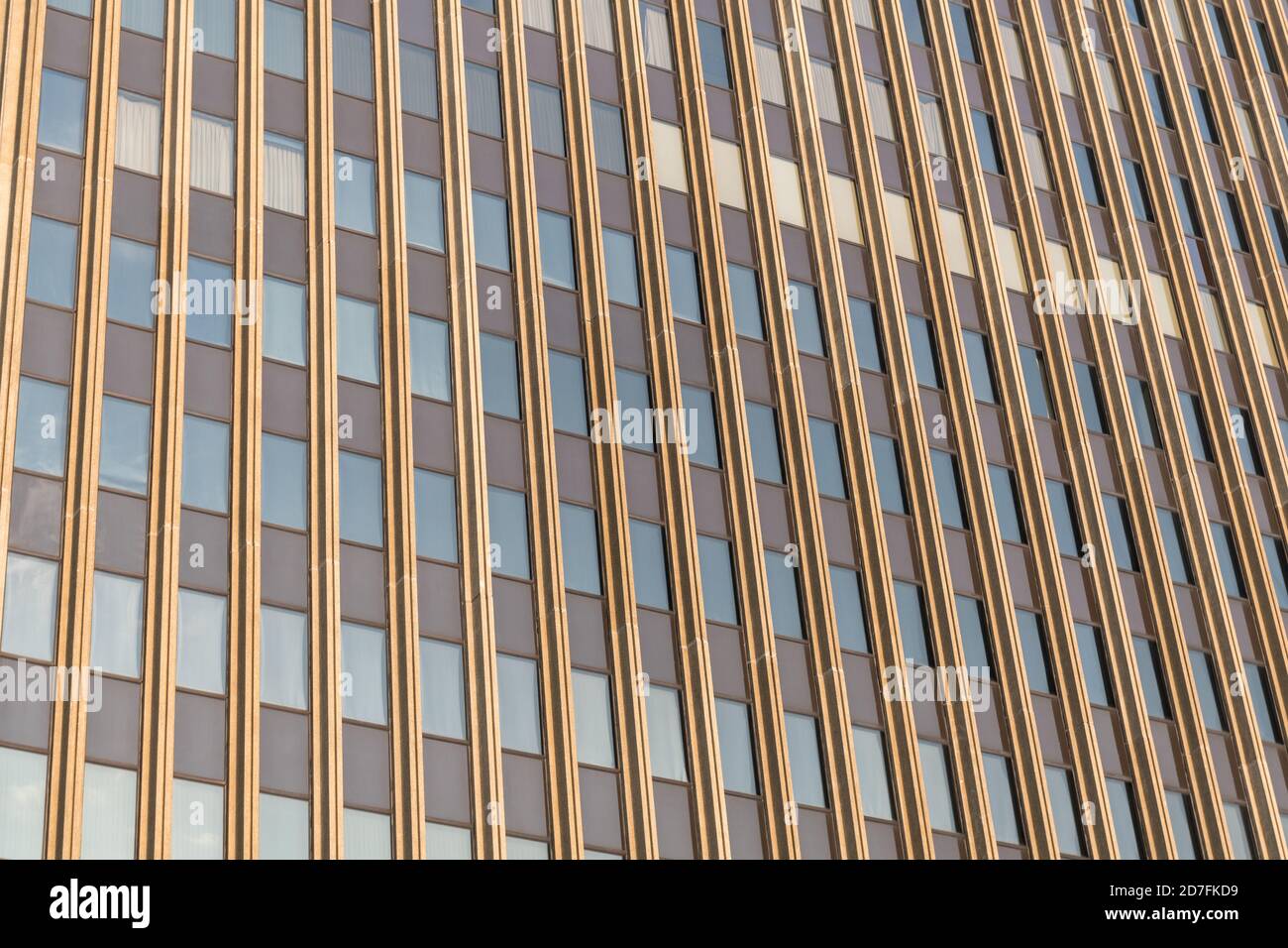 A repeating pattern of windows on a skyscraper Stock Photo - Alamy