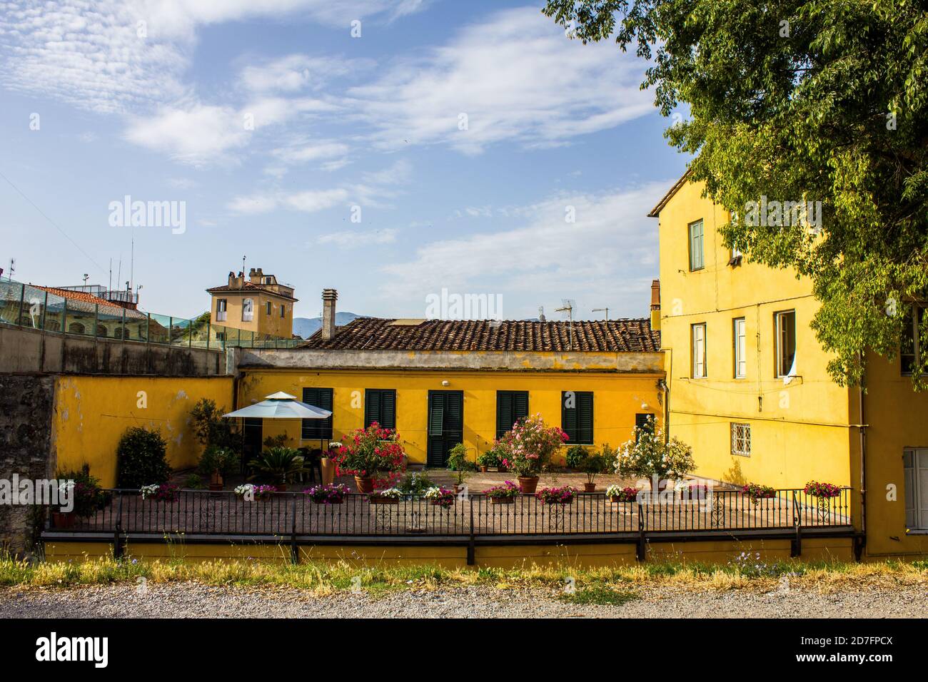 Italian residential building hi-res stock photography and images - Alamy