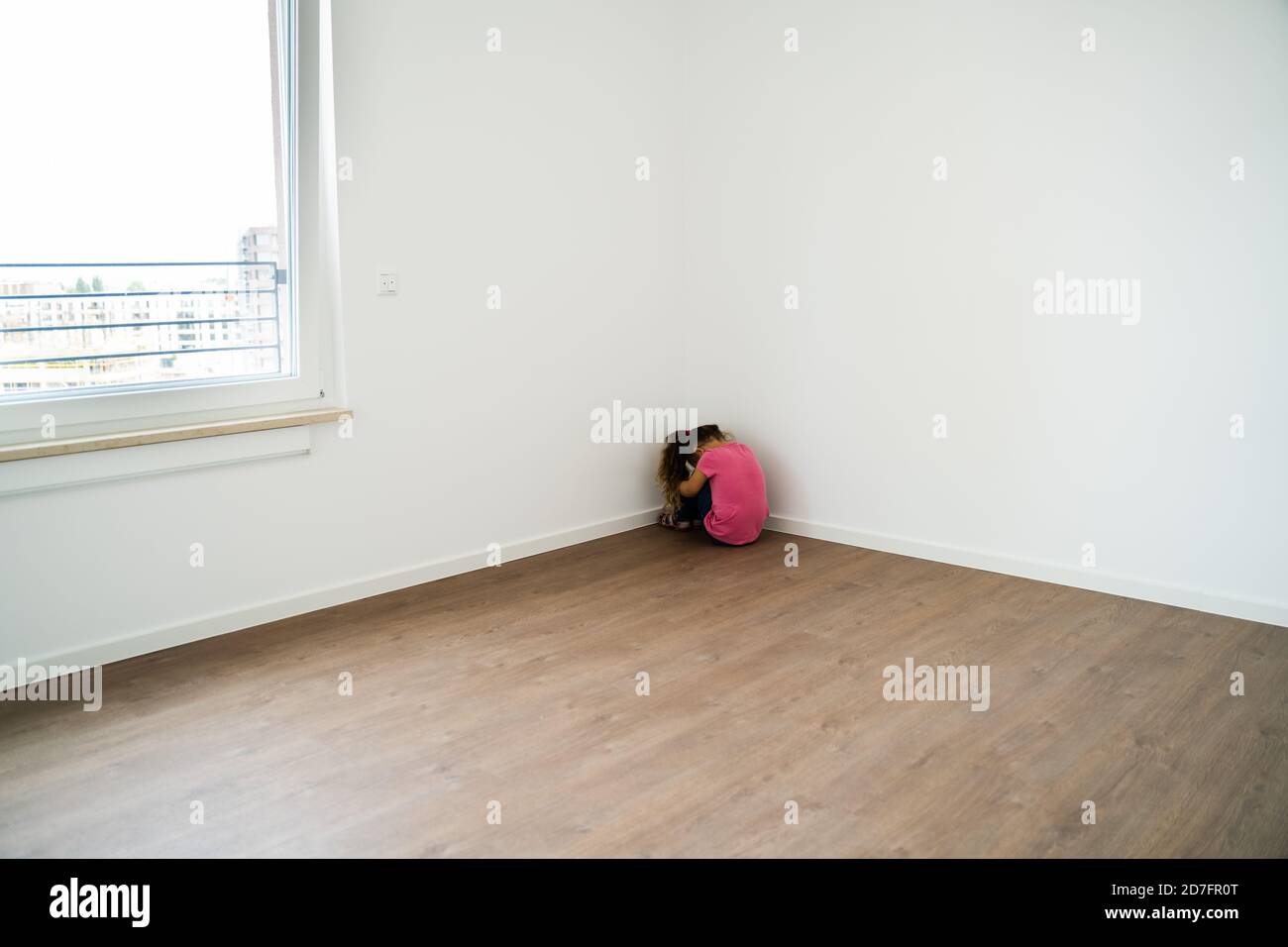 Scared child corner hi-res stock photography and images - Alamy