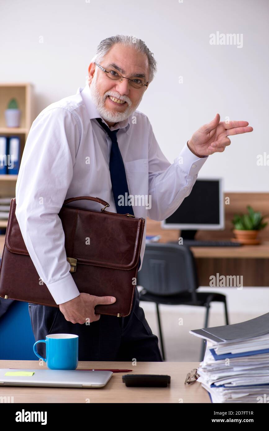 Old man waving goodbye hi-res stock photography and images - Alamy