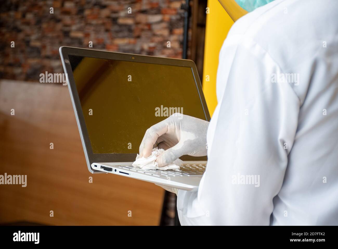 Scientist computer africa hi-res stock photography and images - Alamy