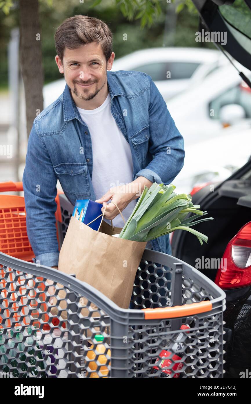 Man carrying many grocery bags hi-res stock photography and images - Alamy