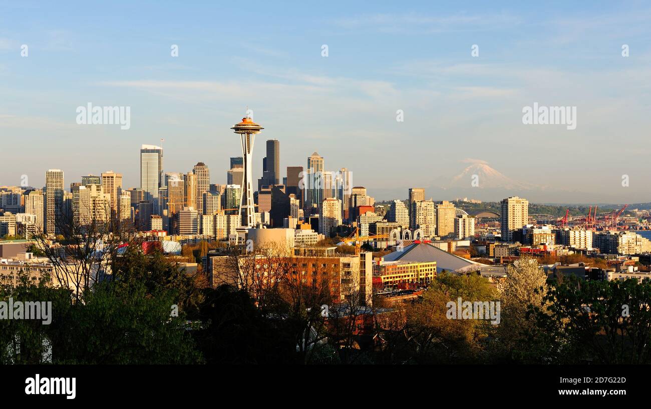 Seattle Skyline and Mount Rainier Stock Photo - Alamy
