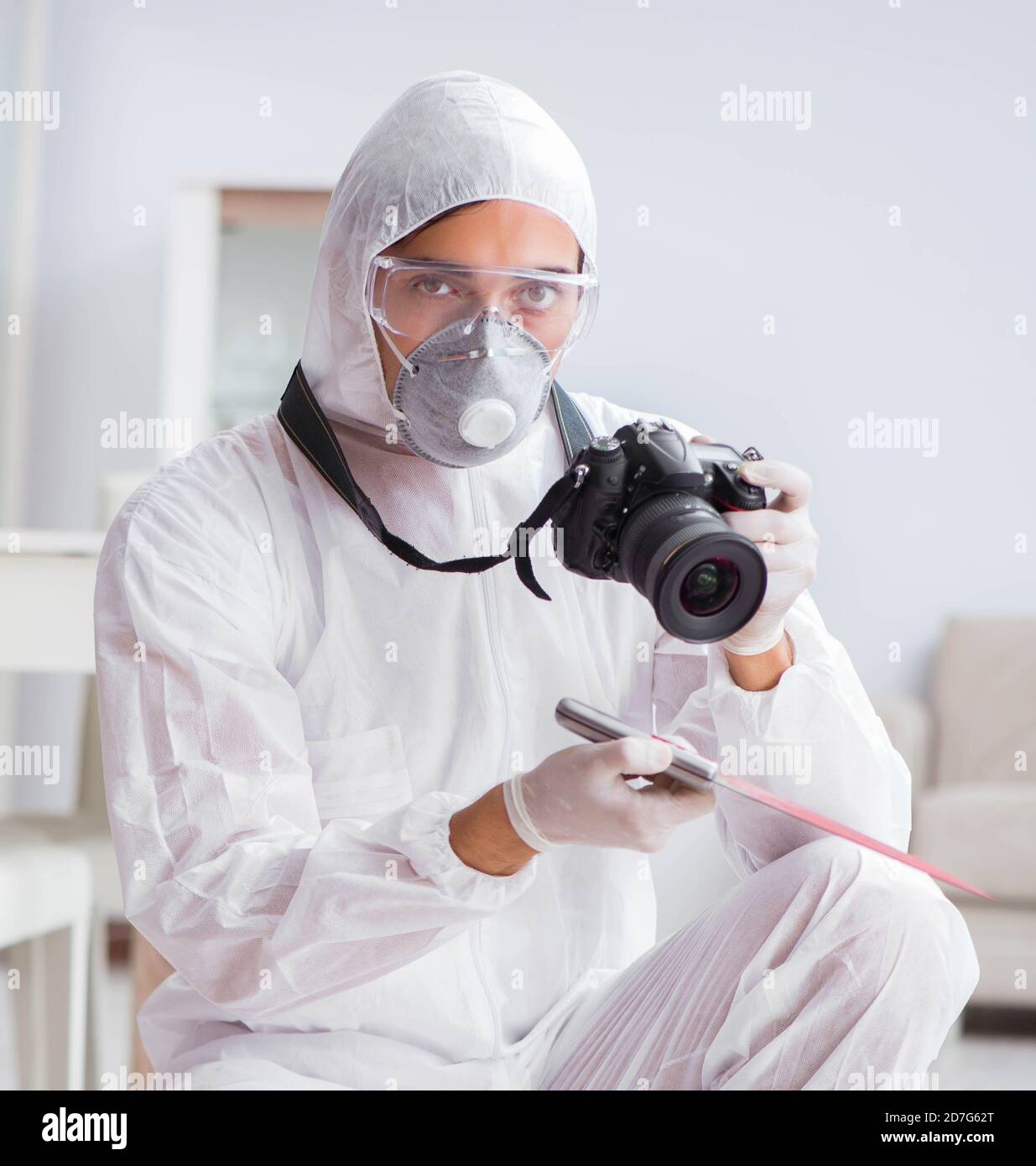 The forensic expert at crime scene doing investigation Stock Photo - Alamy