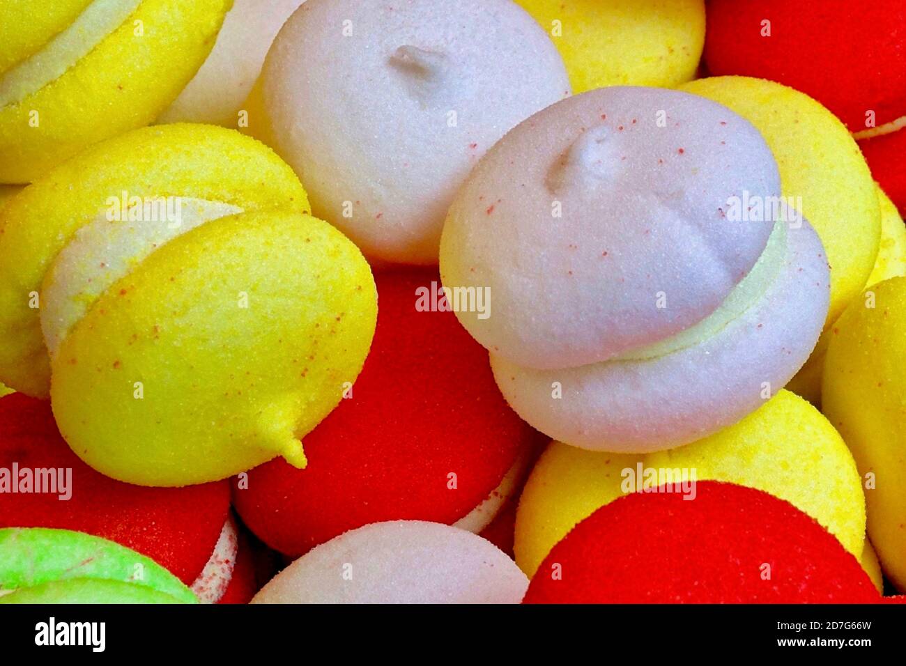 Yellow coloured sweets hi-res stock photography and images - Alamy