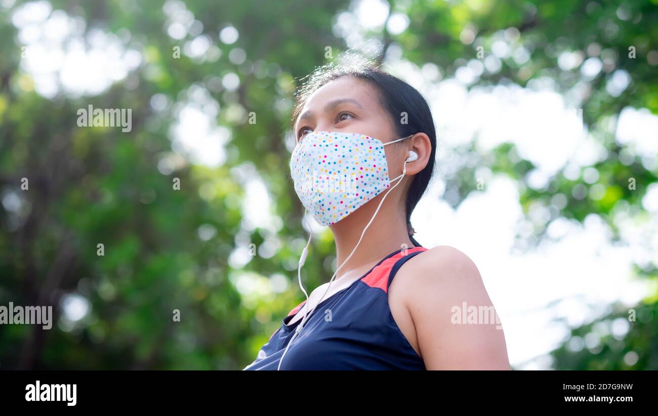Runner wearing mask protect hi-res stock photography and images - Alamy