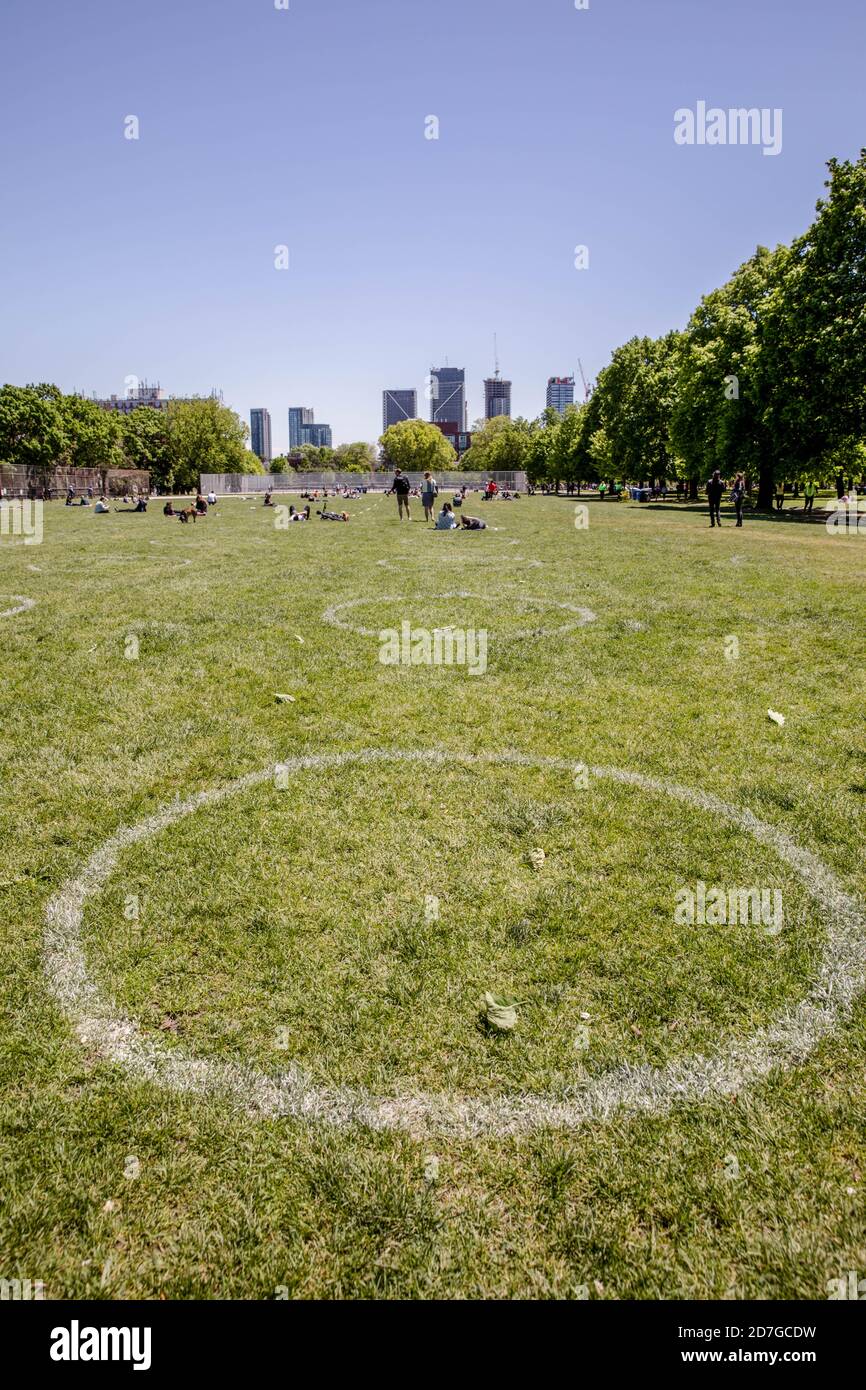 Circles park social distancing hi-res stock photography and images - Alamy