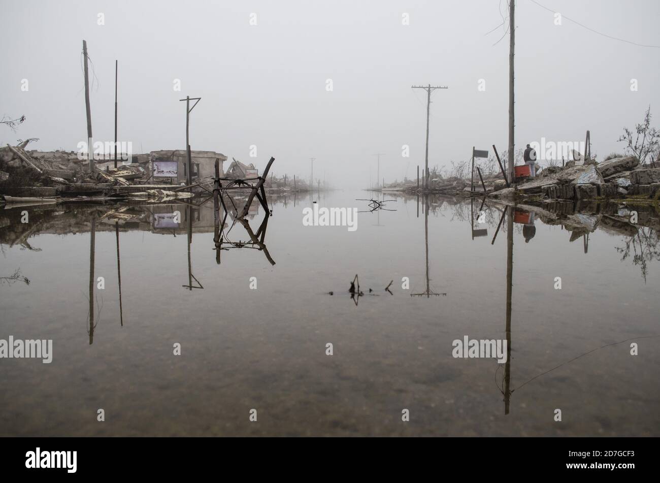 People watching flooding hi-res stock photography and images - Alamy