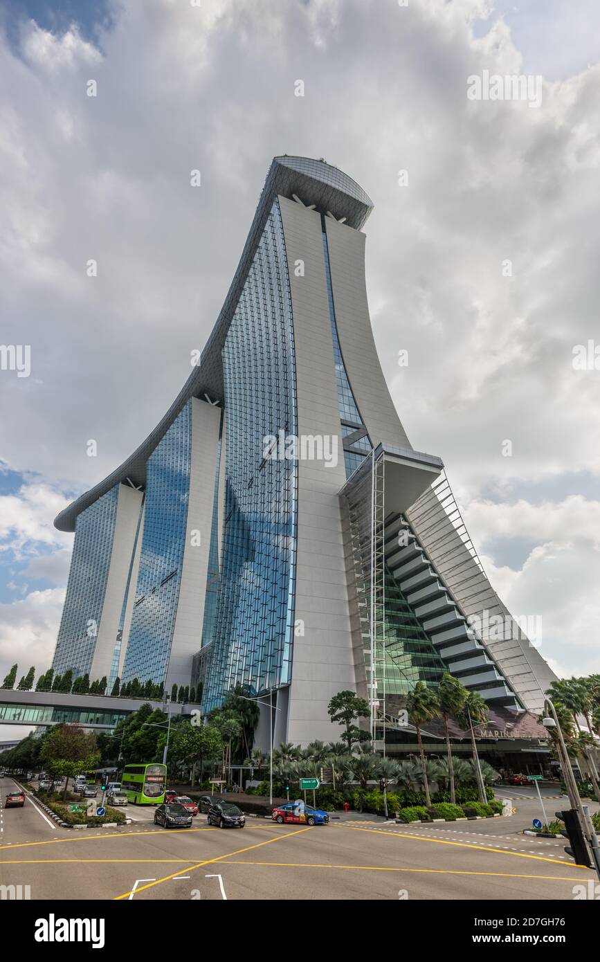 Singapore - December 4, 2019: Street scene in Singapore at sunny day ...