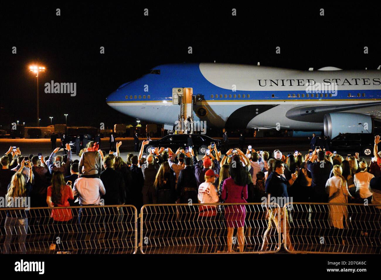 Trump waving goodbye hi-res stock photography and images - Alamy