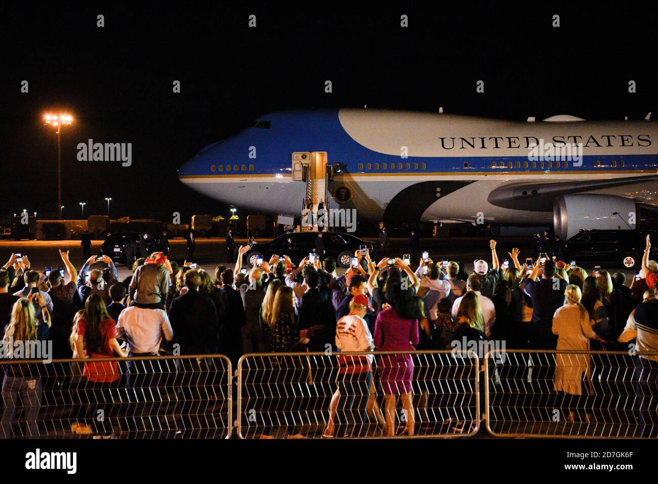 Trump waving goodbye hi-res stock photography and images - Alamy