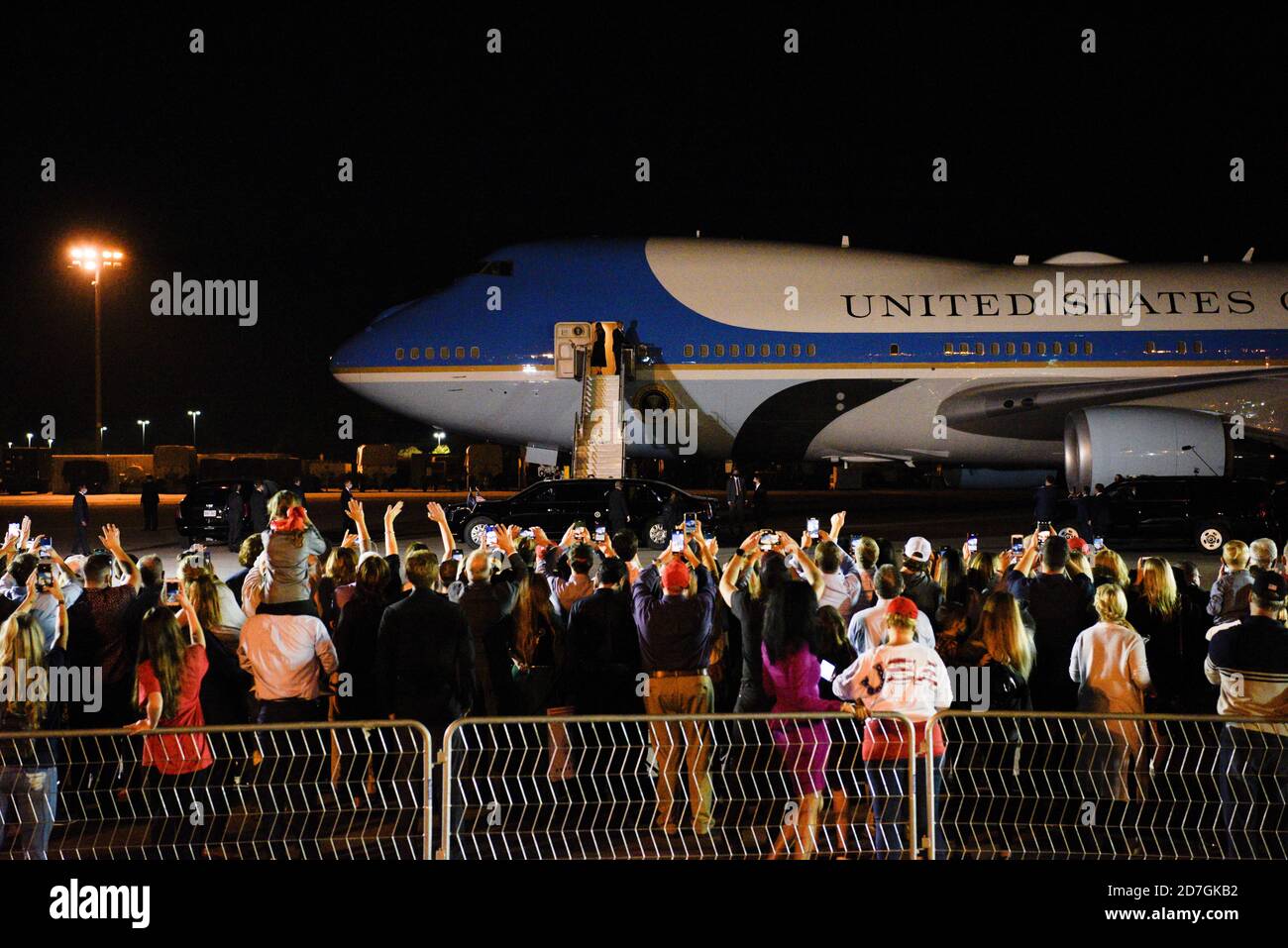 Trump waving goodbye hi-res stock photography and images - Alamy