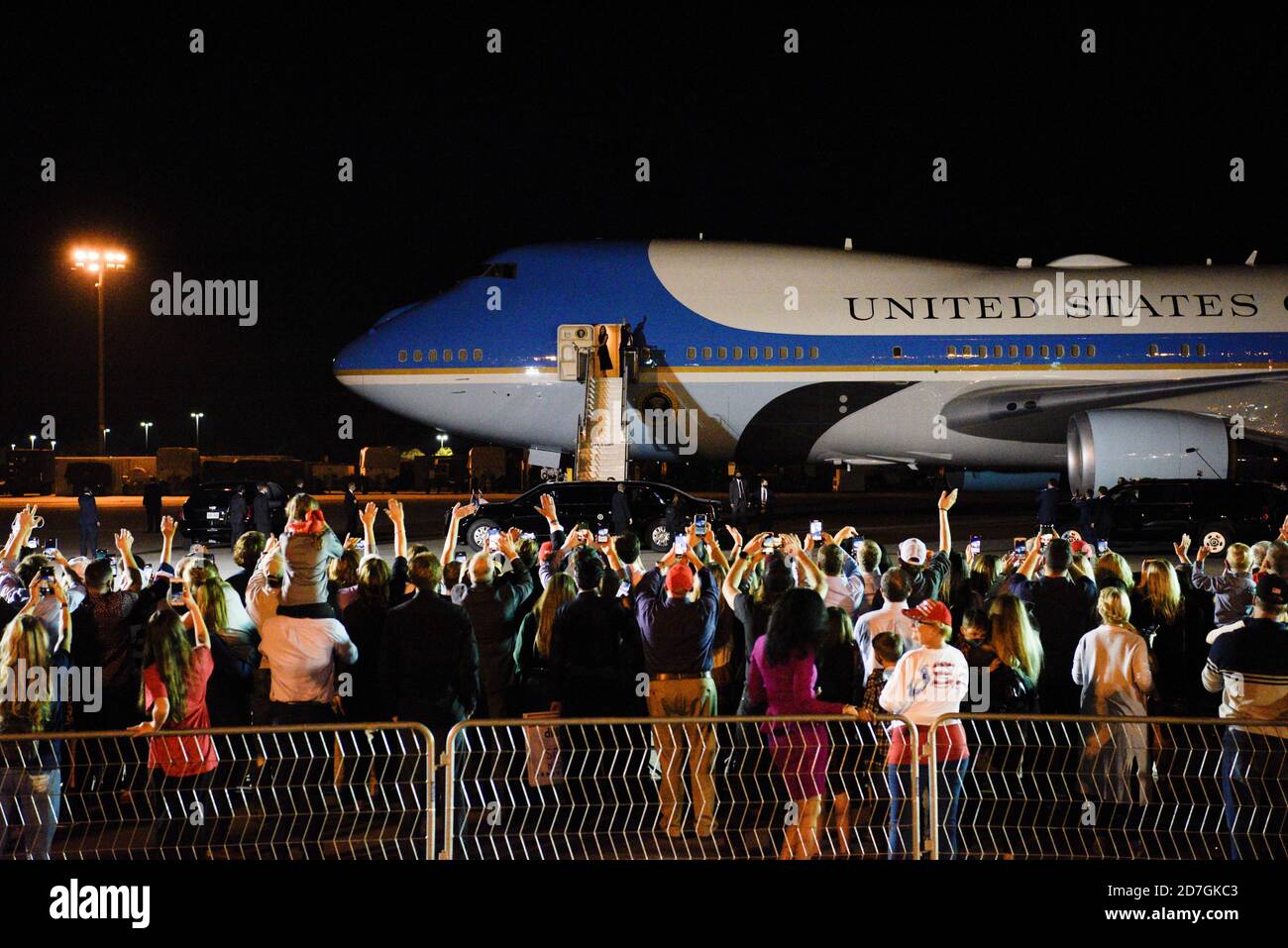 Trump waving goodbye hi-res stock photography and images - Alamy