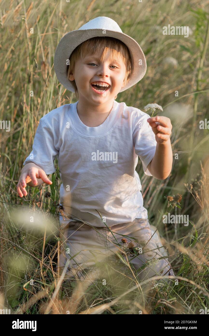 Child sitting grass field outside hi-res stock photography and images ...