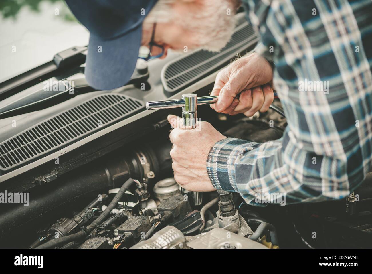 Car mechanic repairing a car engine Stock Photo - Alamy